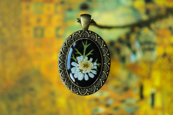 Halskjede med hvit blomst - Epla