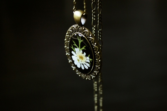 Halskjede med hvit blomst - Epla