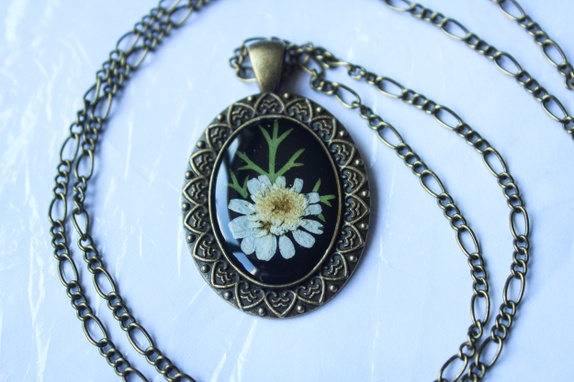 Halskjede med hvit blomst - Epla