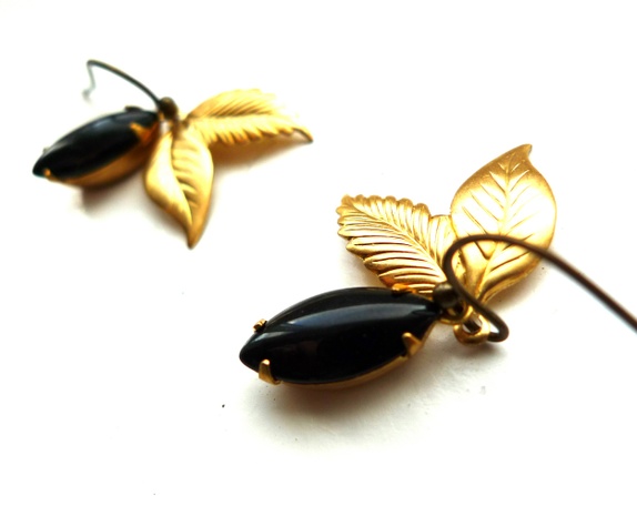 Klassisk ørepynt i sort og gull - Epla