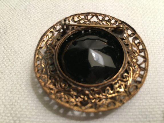 Brosje med sorte "stener" - Epla