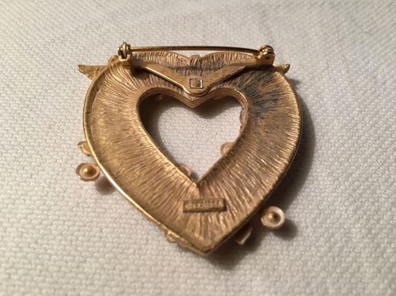 Hjerte-brosje med engler og blomster - Epla