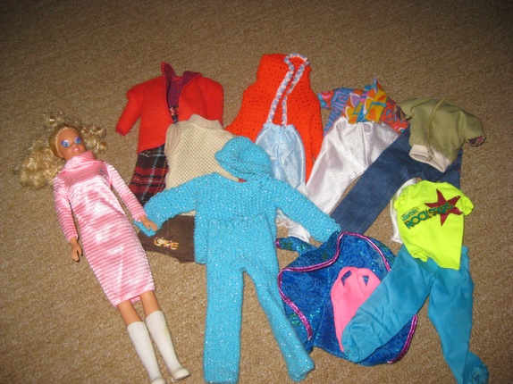 SALG Retro Barbie med 8 antrekk - Epla