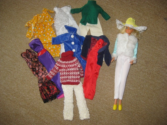 SALG Retro Barbie med 8 antrekk - Epla