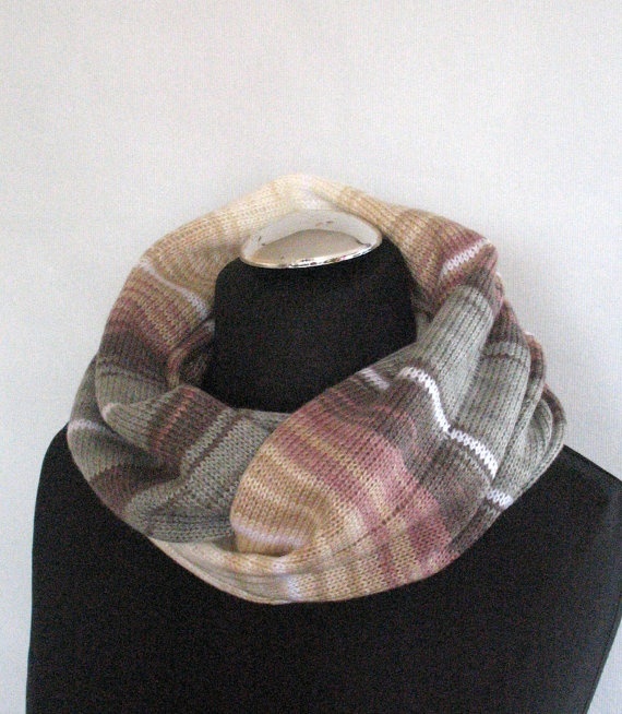 Strikket rundskjerf krem beige brun grønn stripet - Epla