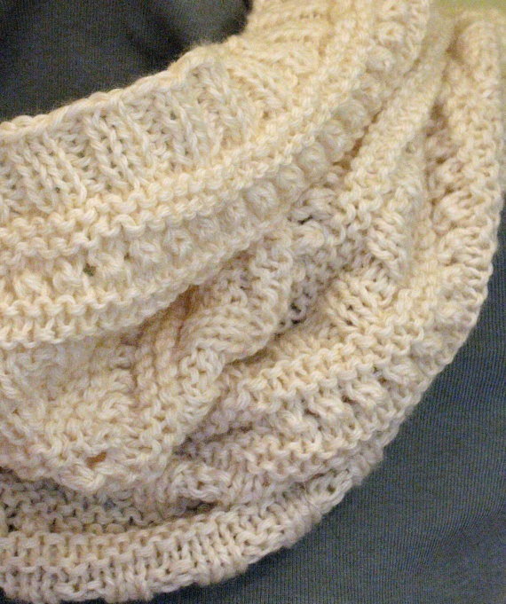 Strikket rundskjerf hvit ull alpaca - Epla