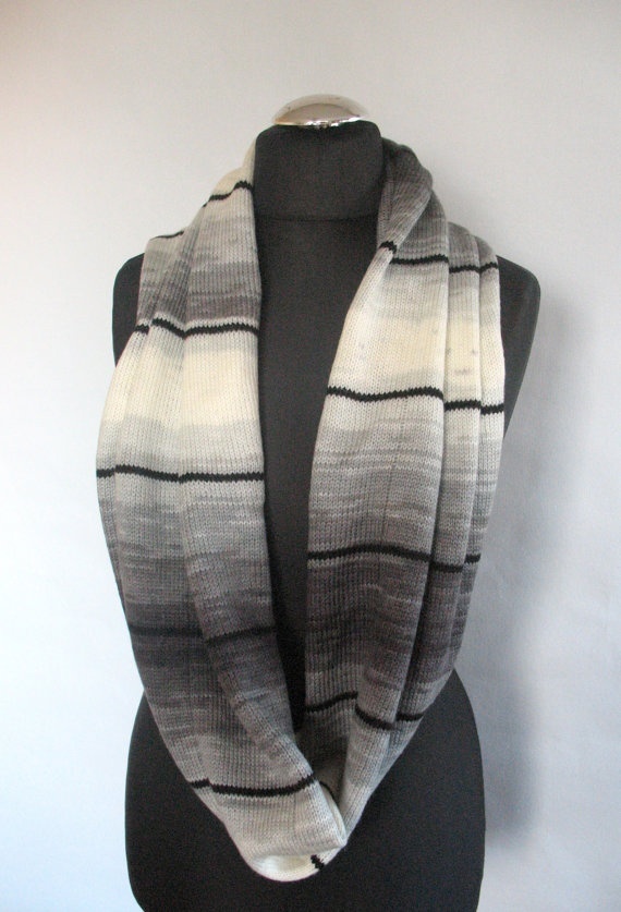 Strikket rundskjerf grå hvit svart stripet - Epla