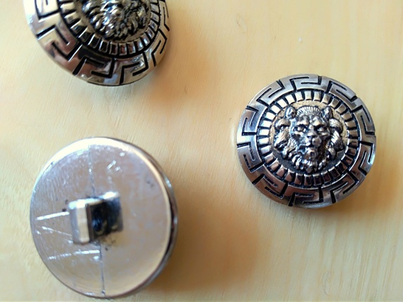 1 metallknapper sølv - skinnende. - Epla