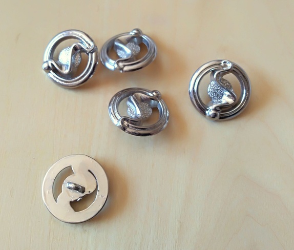 1 metallknapper sølv - skinnende. - Epla