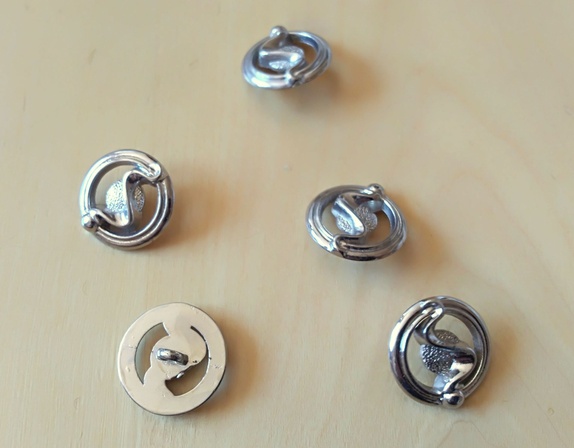 1 metallknapper sølv - skinnende. - Epla