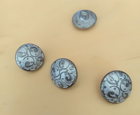 1 metallknapper sølv - skinnende. - Epla