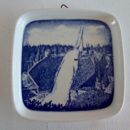 2 små pynte fat " Holmenkollen og Masthuggskyrkan" Figgjo - Epla