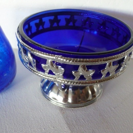 Fin skål og telys holder i blått. - Epla