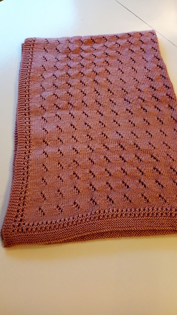 Teppe i hullmønster - Epla