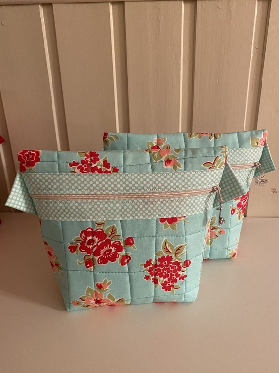 Toalettmappe kr. 235,- - Epla