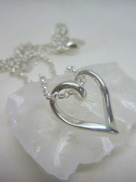 Hjertelig halssmykke i sølv - Epla