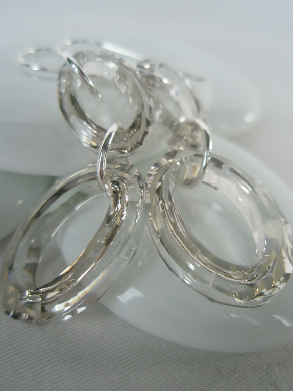 Salg! 50% Før kr 185,- Ørepynt i sølv med sølvskinnende ovale krystallringer - Epla