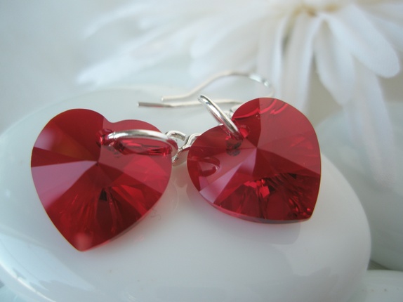 Hjertelig ørepynt i sølv og RØDE krystaller - Epla
