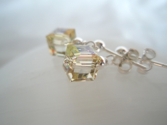 Salg! 40% Før kr 85,- Liten ørepynt i lysegrønn krystall og sølv - Epla