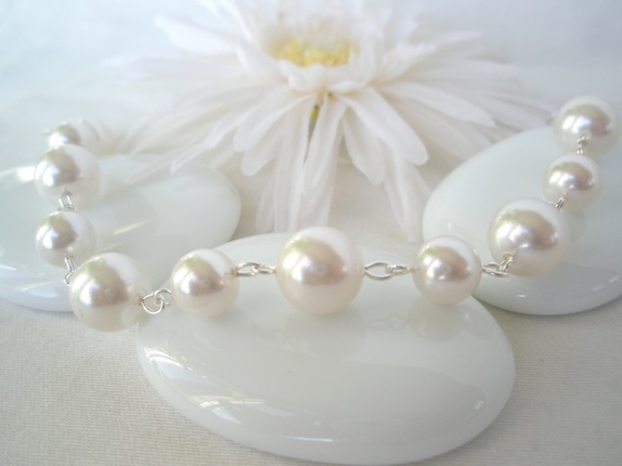 LØRDAGSTILBUD! Halv pris:) Armbånd i sølv med klassiske hvite perler - Epla