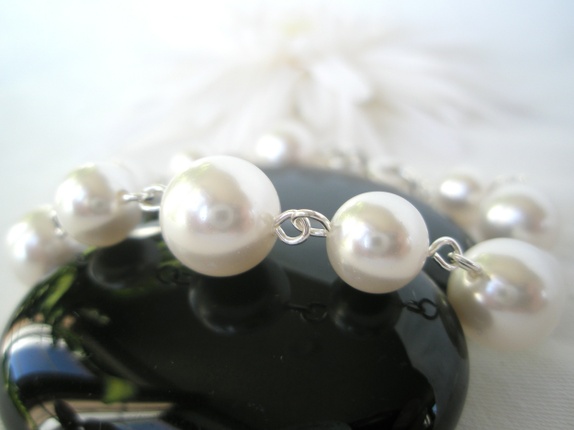 LØRDAGSTILBUD! Halv pris:) Armbånd i sølv med klassiske hvite perler - Epla