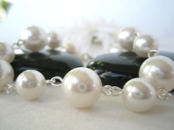 LØRDAGSTILBUD! Halv pris:) Armbånd i sølv med klassiske hvite perler - Epla