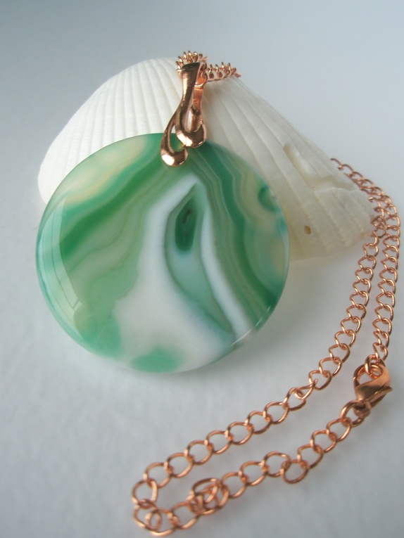 SALG! Før kr 200,- Halssmykke i grønn og hvit Agate og kobber - Epla