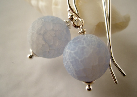 Ørepynt i sølv med perler i lys blå Dragon Agate - Epla