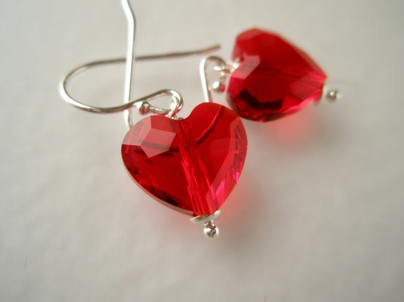 SALG! 30% Før kr 120,- Røde Swarovski hjerter til ørene - Epla