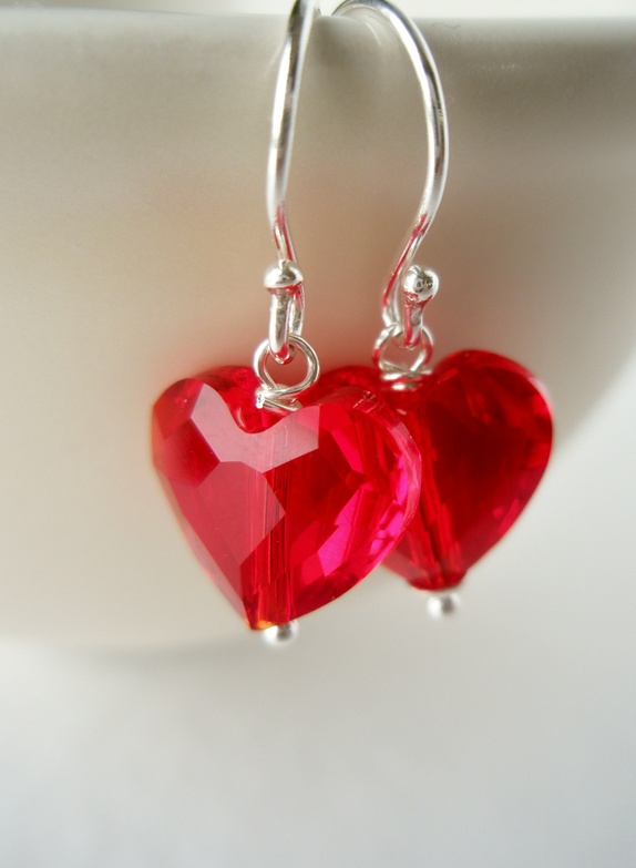 SALG! 30% Før kr 120,- Røde Swarovski hjerter til ørene - Epla