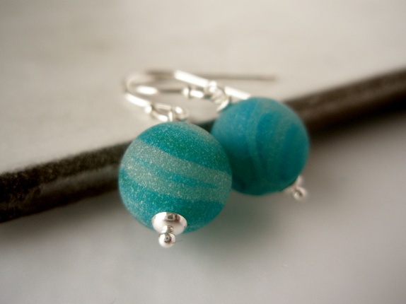 SALG! 50% Før kr 105,- Ørepynt i sølv med perler i blå Dragon Agate - Epla