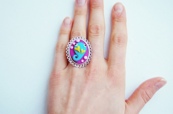 Monster på sølvfarget bakstykke - Ring/brosje - Epla