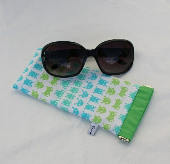 Brilleetui med klemmelås. - Epla