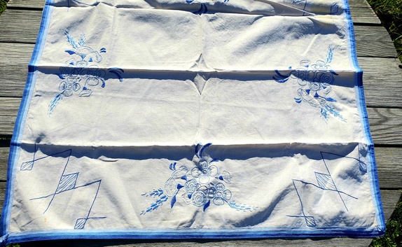 Liten brodert duk med flekker. - Epla