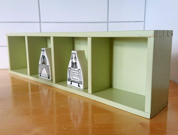 Liten hylle med fire avdelinger - Epla