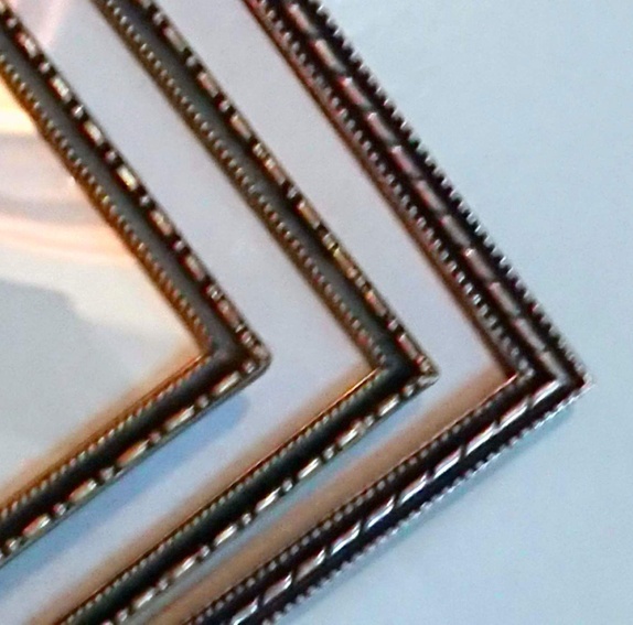 Tre gamle rammer av metall - Epla