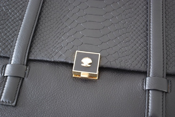 Siste tilbud ut august: Ubrukt Modalu, sort, romslig veske - Epla