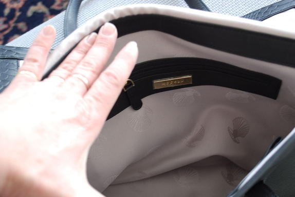 Siste tilbud ut august: Ubrukt Modalu, sort, romslig veske - Epla