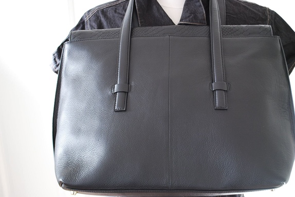 Siste tilbud ut august: Ubrukt Modalu, sort, romslig veske - Epla