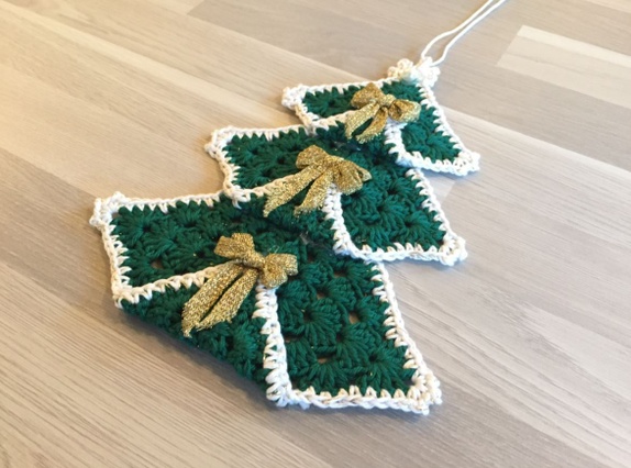 Heklet juletre - vinduspynt - Epla