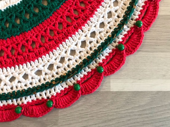 Rund juleduk med perler - Epla