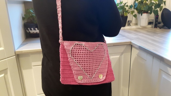 Håndheklet rosa veske med hjertemotiv og perlemorsknapper - Epla