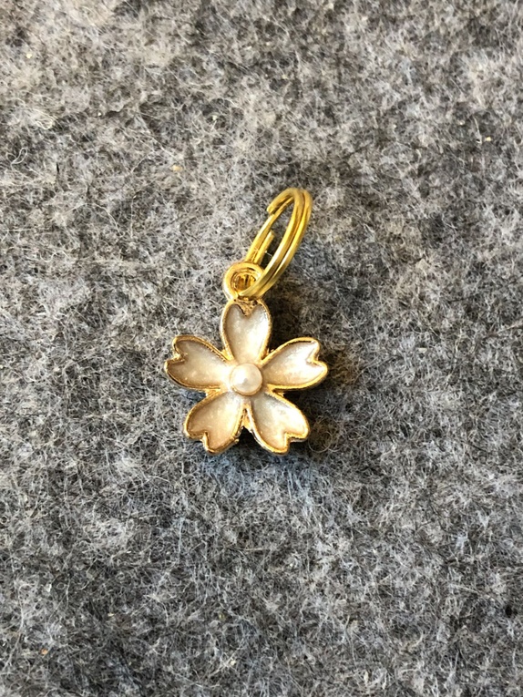 Hvit blomst med perle maskemarkør - Epla