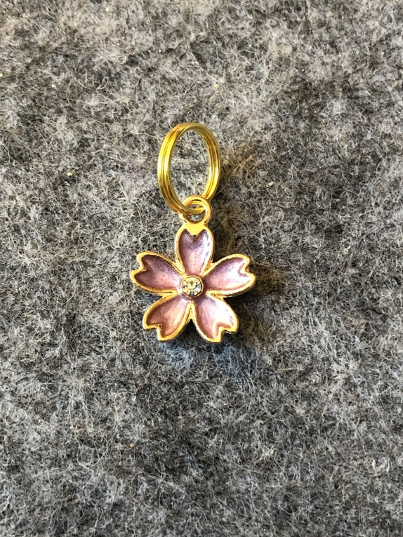 Rosa / Lilla blomst med stein maskemarkør - Epla