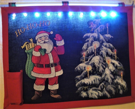 Veggjulepynt. Julenisse med juletre. - Epla