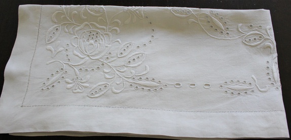 Eldre håndbrodert Duk i Lin - Epla