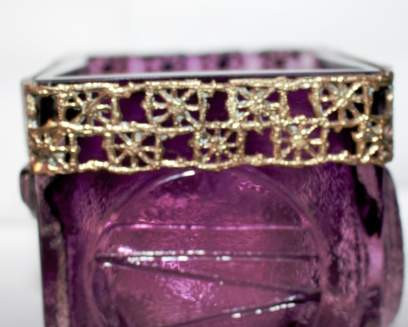 Vakker lilla lysholder m/bronsedekor - Epla