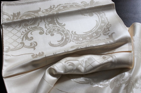 Virkelig en flott duk av kunstsilke - Epla