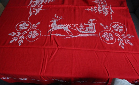 Rød vakker juleduk - Epla