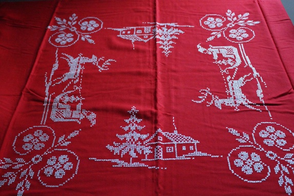 Rød vakker juleduk - Epla